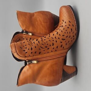 Spring Step | Shoes | Lartiste By Spring Step Emese Bootie 39 Us 85 ...